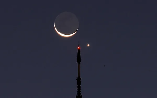 Tonight the crescent Moon joins Venus in the western sky. Here's how to ...
